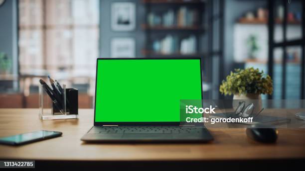 Komputer Laptop Dengan Tampilan Layar Hijau Mock Up Berdiri Di Atas
