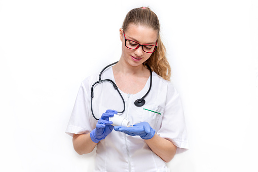 Dokter Wanita Yang Ramah Dengan Mantel Putih Dia Memegang Pil Di ... Dokter Wanita Yang Ramah Dengan Mantel Putih Dia Memegang Pil Di ...