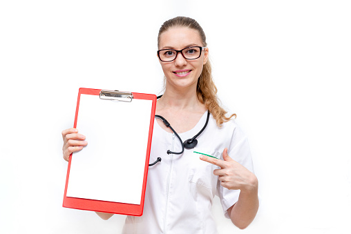 Dokter Wanita Yang Ramah Dengan Mantel Putih Dengan Stetoskop Menunjuk ... Dokter Wanita Yang Ramah Dengan Mantel Putih Dengan Stetoskop Menunjuk ...