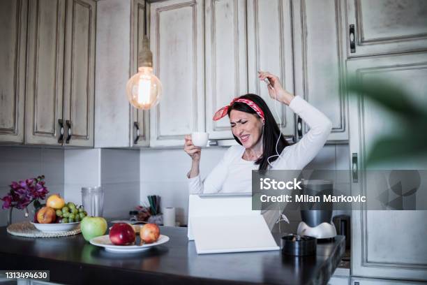 Kopi Pagi Di Dapur Wanita Dewasa Yang Bugar Makan Makanan Sehat Untuk