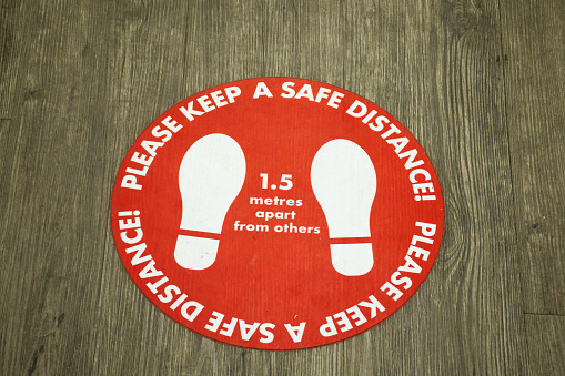 Stiker Di Lantai Tentang Jarak Sosial Tolong Jaga Jarak Aman 1 5 Meter ... Stiker Di Lantai Tentang Jarak Sosial Tolong Jaga Jarak Aman 1 5 Meter ...