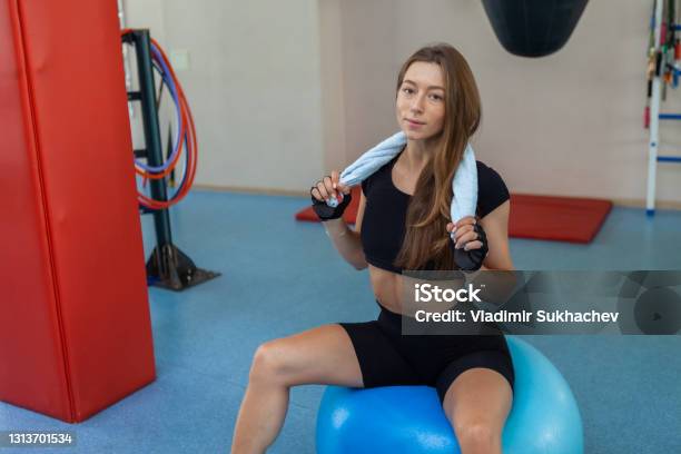Wanita Muda Yang Bugar Beristirahat Sambil Duduk Di Fitball Di Kelas