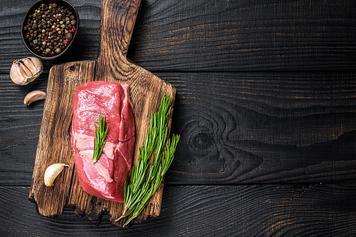 Steak Daging Sirloin Sapi Muda Mentah Segar Di Atas Talenan Kayu Latar