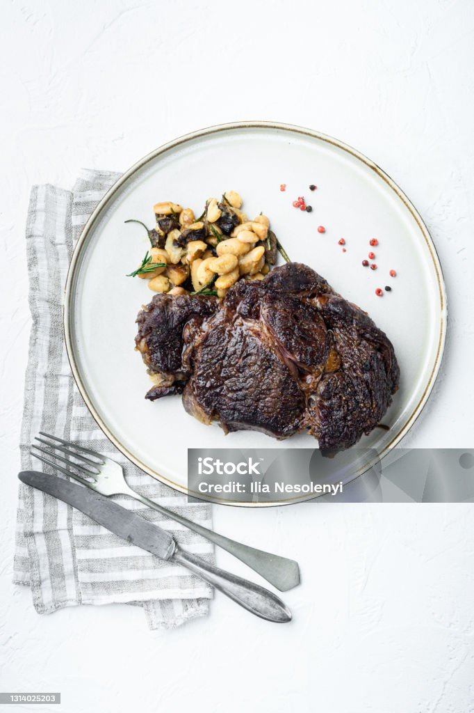 Daging Sapi Marmer Panggang Iga Steak Dan Sayuran Di Permukaan Batu