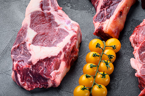 Barbekyu Tomahawk Marmer Daging Sapi Steak Dengan Bahan Panggangan Pada