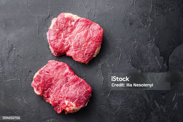 Steak Rump Daging Sapi Segar Di Atas Latar Belakang Hitam Tampilan Atas