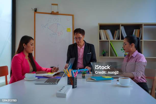 Tim Bisnis Perusahaan Dan Manajer Dalam Rapat Perencanaan Penjualan