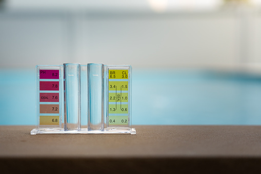 Photo Libre De Droit De Un Kit Danalyse De Leau Avec Ph Et Carte De