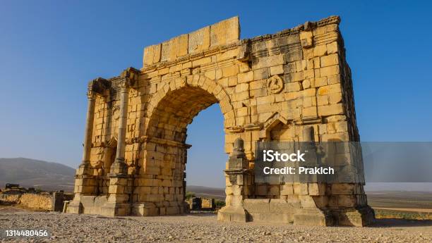 Arch Of Caracalla Di Volubilis Kota Romawi Kuno Di Maroko Foto Stok ... Arch Of Caracalla Di Volubilis Kota Romawi Kuno Di Maroko Foto Stok ...