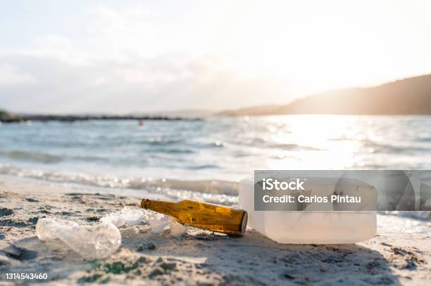 Botol Plastik Dan Sampah Di Pantai Polusi Pantai Air Laut Dan Matahari