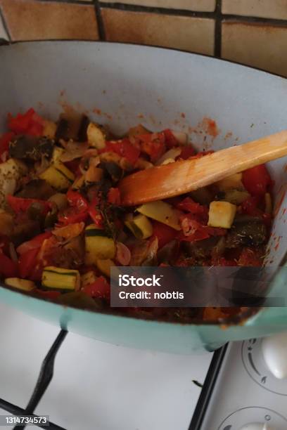 Ratatouille Dimasak Dalam Piring Casserole Besi Cor Pendingin Perancis