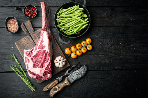Daging Sapi Marmer Organik Steak Dan Bumbu Potongan Tomahawk Di Talenan