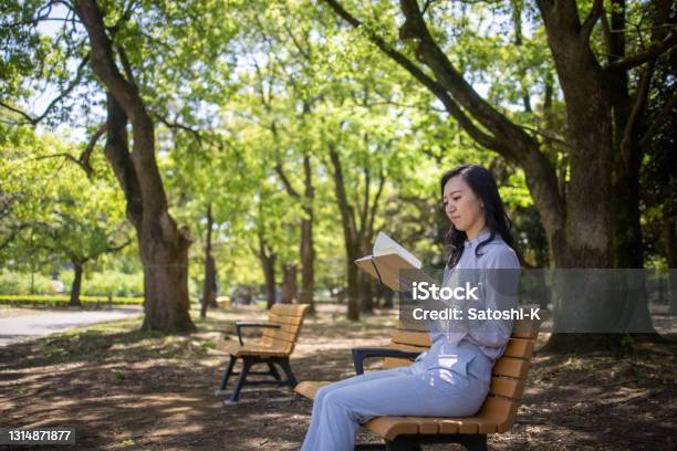 Wanita Jepang Membaca Buku Di Taman Umum Foto Stok - Unduh Gambar ... Wanita Jepang Membaca Buku Di Taman Umum Foto Stok - Unduh Gambar ...