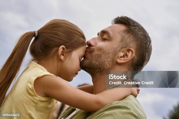 Gadis Kecilku Ayah Muda Yang Penuh Kasih Mencium Putrinya Yang Lucu Di