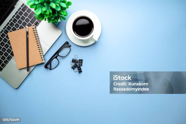 Flat Lay Meja Meja Kantor Dengan Pemandangan Atas Ruang Kerja Dengan