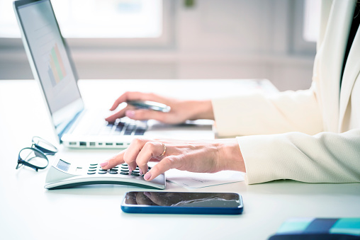 Memotong Bidikan Pengusaha Wanita Menggunakan Laptop Saat Bekerja Di ... Memotong Bidikan Pengusaha Wanita Menggunakan Laptop Saat Bekerja Di ...