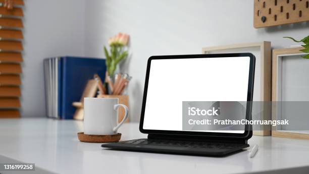 Mock Up Tablet Komputer Dengan Layar Kosong Cangkir Kopi Dan Persediaan