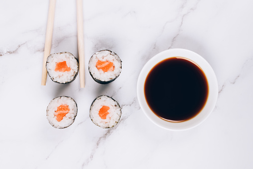 Sashimi Klasik Dengan Ikan Salmon Kecap Dan Sumpit Di Latar Belakang