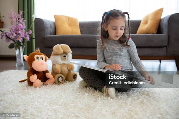 Gadis Kecil Yang Lucu Bermain Sendirian Membaca Buku Untuk Bermain Foto ... Gadis Kecil Yang Lucu Bermain Sendirian Membaca Buku Untuk Bermain Foto ...