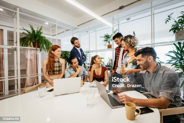 Foto Sudut Lebar Pebisnis Inovatif Di Kantor Yang Berurusan Dengan ... Foto Sudut Lebar Pebisnis Inovatif Di Kantor Yang Berurusan Dengan ...