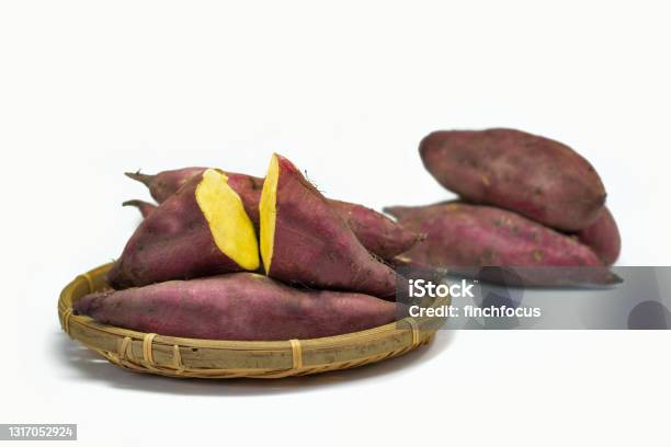 Ubi Jalar Jepang Atau Beni Haruka Dalam Keranjang Bambu Terisolasi
