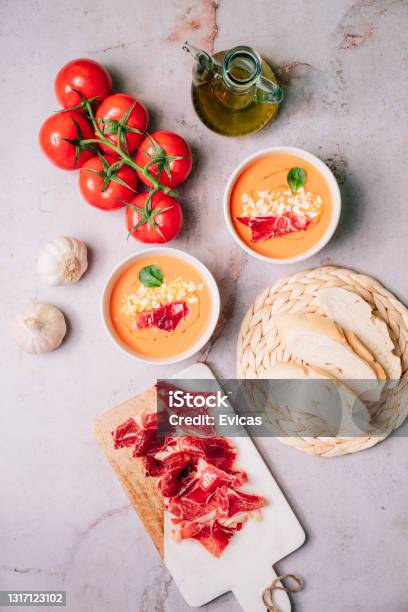 Pemandangan Atas Sup Salmorejo Menjadi Dua Mangkuk Putih Dengan Ham Dan ... Pemandangan Atas Sup Salmorejo Menjadi Dua Mangkuk Putih Dengan Ham Dan ...