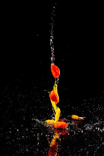 Diferentes Tipos De Chiles Picantes Cayendo Con Agua Y Salpicaduras Foto De Stock Y Más Banco De