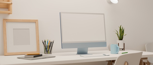 Rendering 3d Perangkat Komputer Dengan Layar Mockup Di Meja Putih