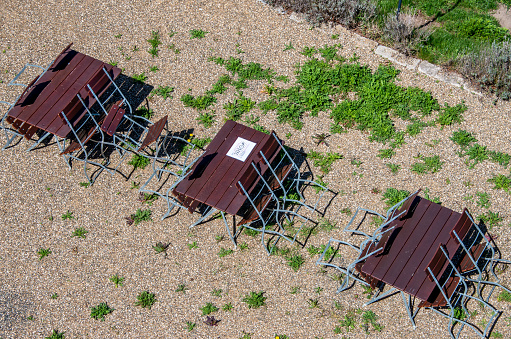 Photo Libre De Droit De Vue Doeil Doiseaux Sur Les Tables Et Les Chaises Vides Dun Restaurant