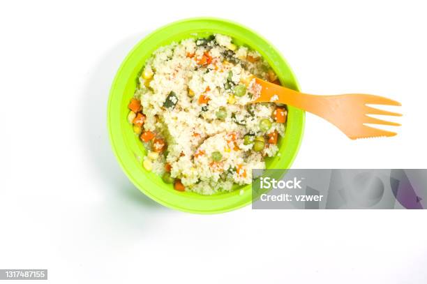 Couscous Yang Dimasak Bubur Couscous Dalam Piring Di Atas Piring Putih