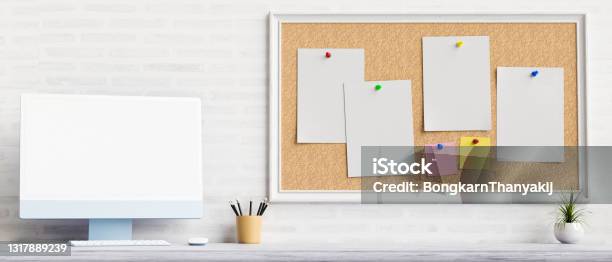 Perangkat Komputer Dengan Layar Mockup Di Atas Meja Dengan Alat Tulis