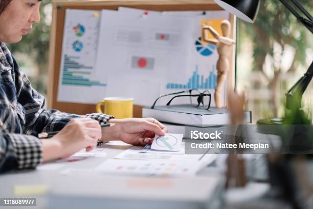Pengembang Aplikasi Close Up Ux Ui Merancang Dengan Model Kertas Pada ... Pengembang Aplikasi Close Up Ux Ui Merancang Dengan Model Kertas Pada ...
