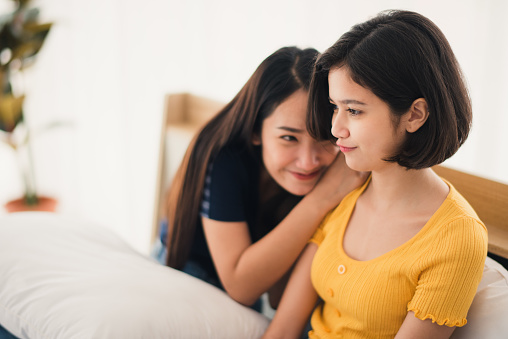 Pasangan Muda Asia Yang Cantik Menyukai Wanita Teman Yang Berbicara