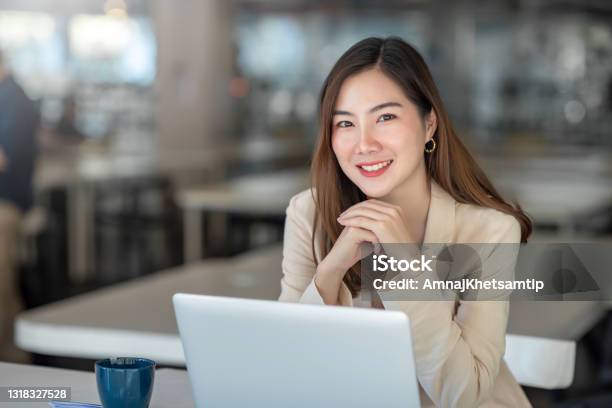 Wanita Pengusaha Asia Yang Menawan Bekerja Dengan Laptop Di Kantor ... Wanita Pengusaha Asia Yang Menawan Bekerja Dengan Laptop Di Kantor ...