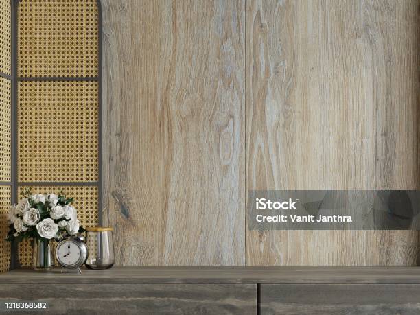 Mockup Dinding Kayu Dengan Tanaman Hias Dan Item Dekorasi Di Lemari