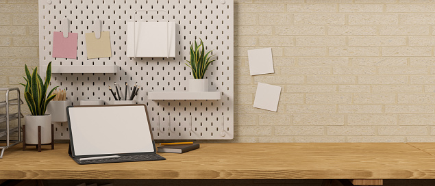Tablet Digital Dengan Layar Mockup Dan Keyboard Di Atas Meja Kayu