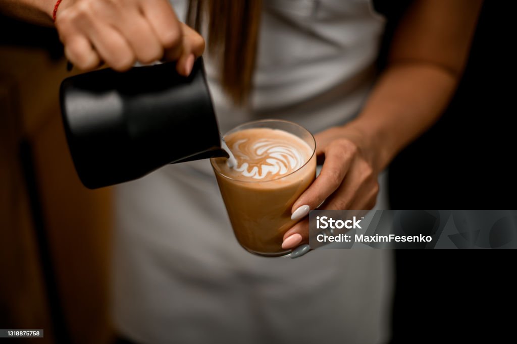 Tampilan Closeup Wanita Dengan Lembut Menggambar Pola Menuangkan Susu ... Tampilan Closeup Wanita Dengan Lembut Menggambar Pola Menuangkan Susu ...
