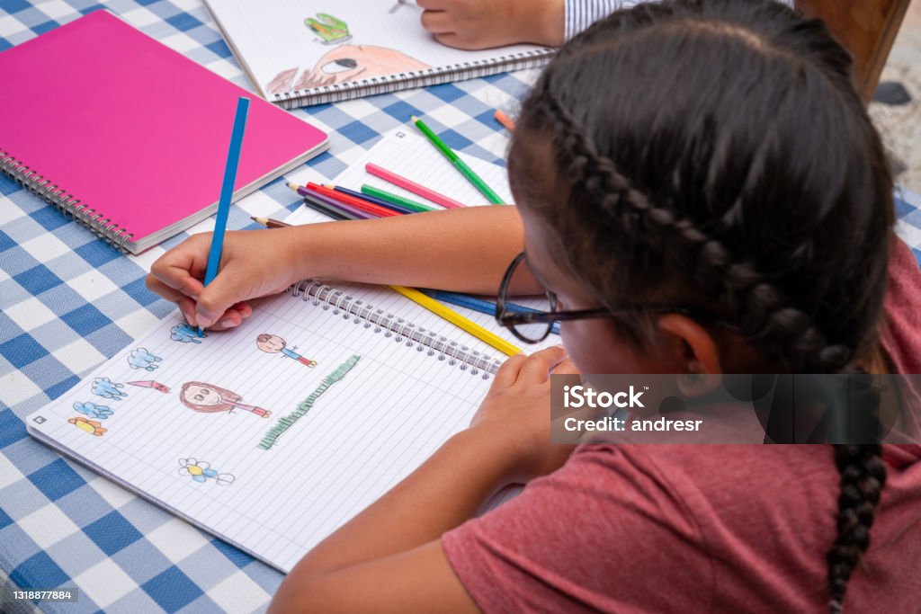 Selamat Gadis Amerika Latin Homeschooling Dan Mewarnai Gambar Foto Stok