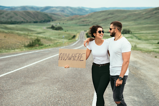 Photo Libre De Droit De Un Homme Et Une Femme Font De Lautostop Un Jeune Couple Fait De
