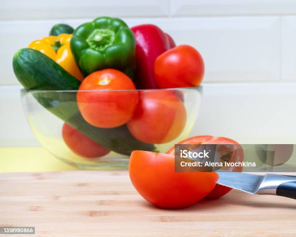 Pisau Memotong Tomat Dan Paprika Manis Segar Multiwarna Tomat Mentimun ... Pisau Memotong Tomat Dan Paprika Manis Segar Multiwarna Tomat Mentimun ...