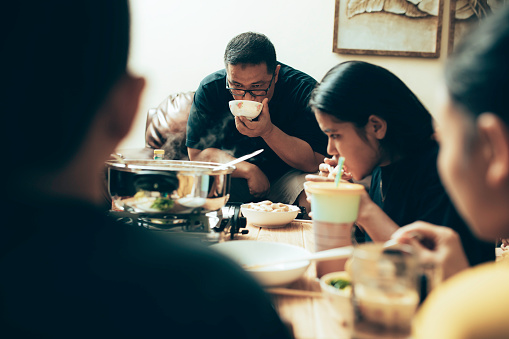Bahagianya Keluarga Asia Berbicara Sambil Makan Siang Di Meja Makan ... Bahagianya Keluarga Asia Berbicara Sambil Makan Siang Di Meja Makan ...