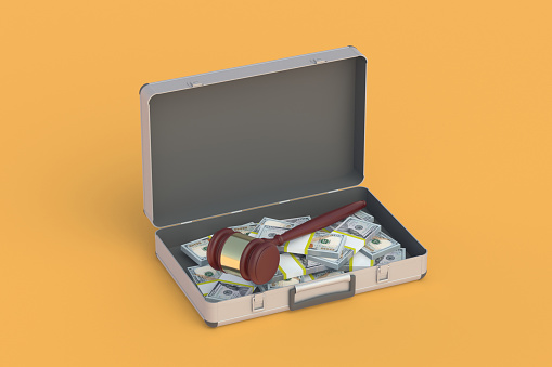Sebuah Koper Terbuka Dengan Banyak Uang Kertas Di Sebelah Hakim Hadiah ... Sebuah Koper Terbuka Dengan Banyak Uang Kertas Di Sebelah Hakim Hadiah ...