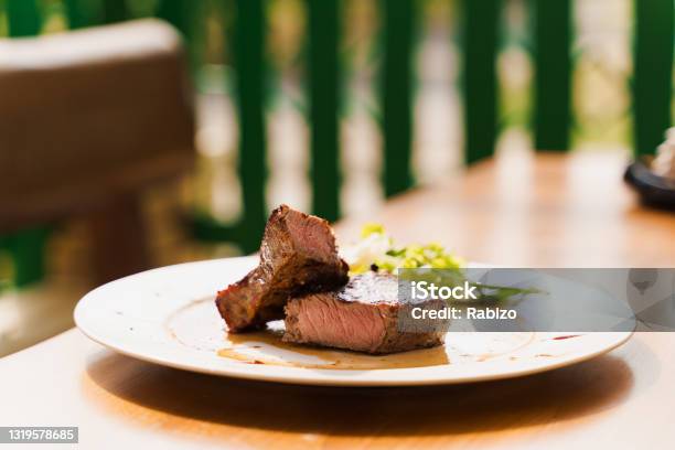 Steak Di Piring Putih Di Latar Belakang Restoran Daging Berair