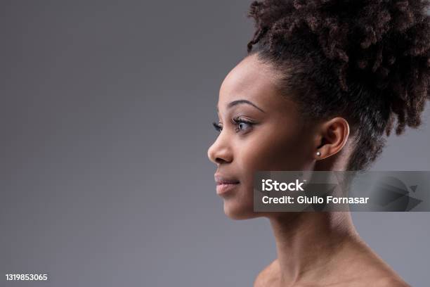 Potret Profil Seorang Wanita Kulit Hitam Muda Yang Serius Foto Stok ... Potret Profil Seorang Wanita Kulit Hitam Muda Yang Serius Foto Stok ...