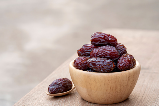 Medjool Kurma Atau Kurma Buah Dalam Mangkuk Kayu Dan Sendok Di Atas ... Medjool Kurma Atau Kurma Buah Dalam Mangkuk Kayu Dan Sendok Di Atas ...