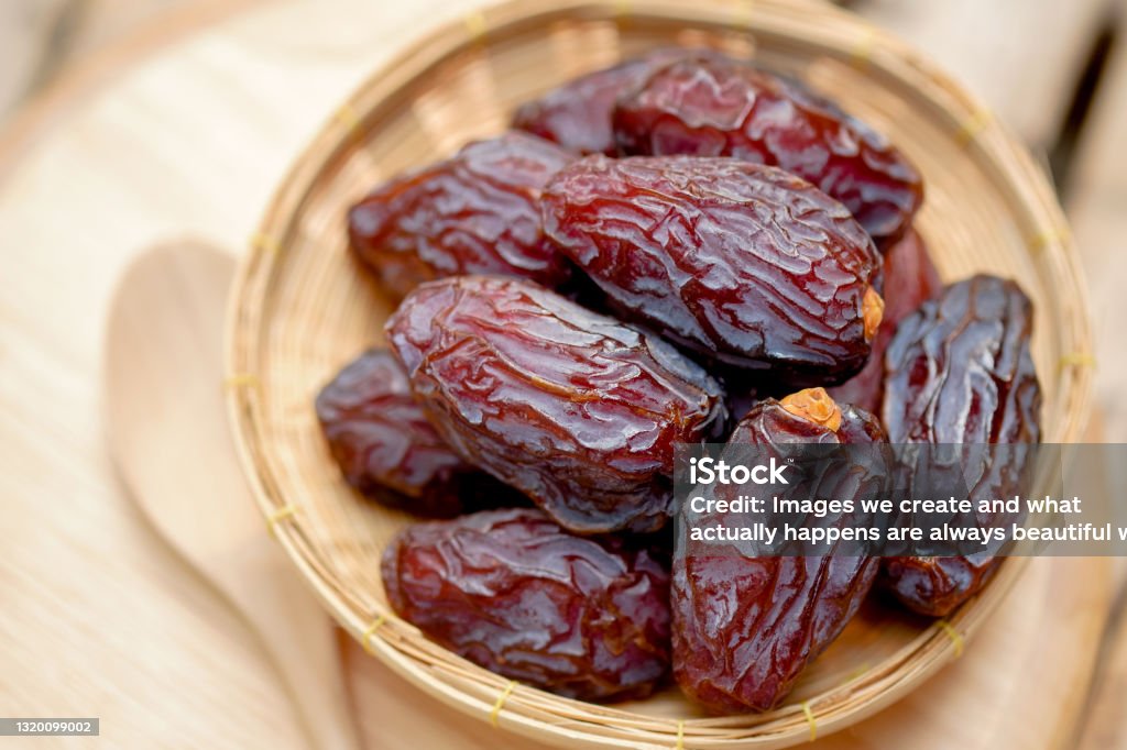 Kurma Medjool Atau Buah Kurma Dalam Keranjang Kayu Di Atas Meja ... Kurma Medjool Atau Buah Kurma Dalam Keranjang Kayu Di Atas Meja ...