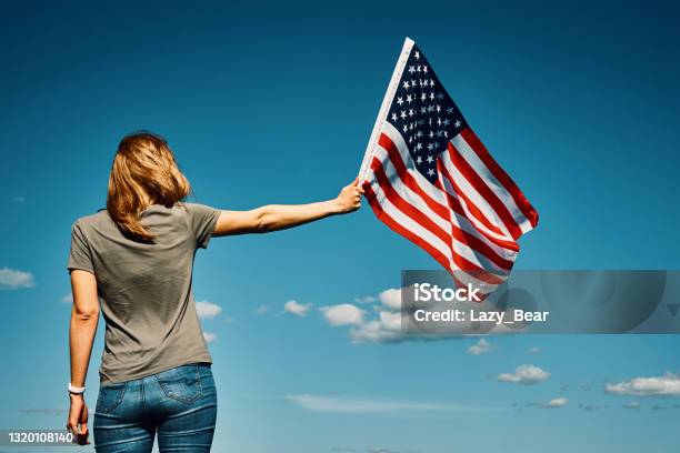 Wanita Memegang Bendera Usa Terhadap Langit Biru Foto Stok - Unduh ... Wanita Memegang Bendera Usa Terhadap Langit Biru Foto Stok - Unduh ...