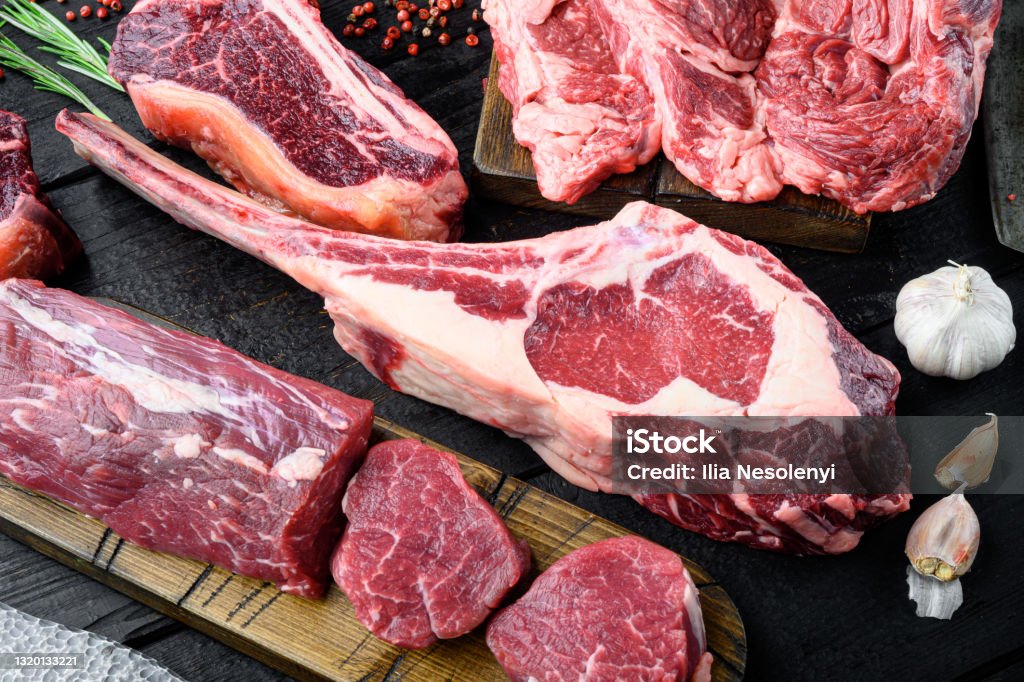 Tomahawk Steak Daging Sapi Segar Mentah Dengan Rempahrempah Dengan