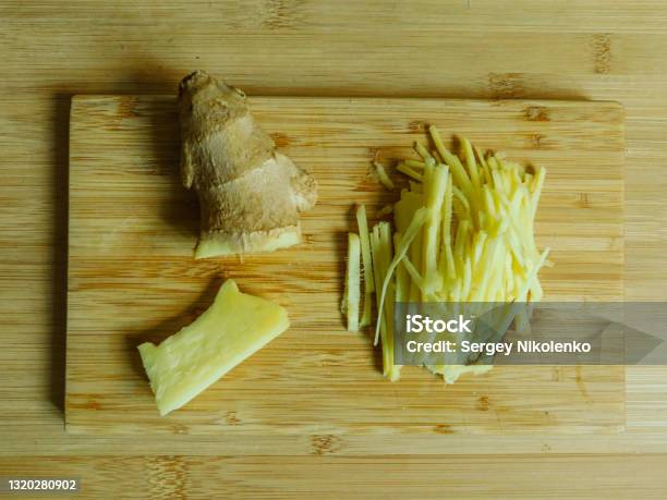 Irisan Segar Jahe Dan Akar Jahe Di Papan Kayu Foto Stok - Unduh Gambar ... Irisan Segar Jahe Dan Akar Jahe Di Papan Kayu Foto Stok - Unduh Gambar ...