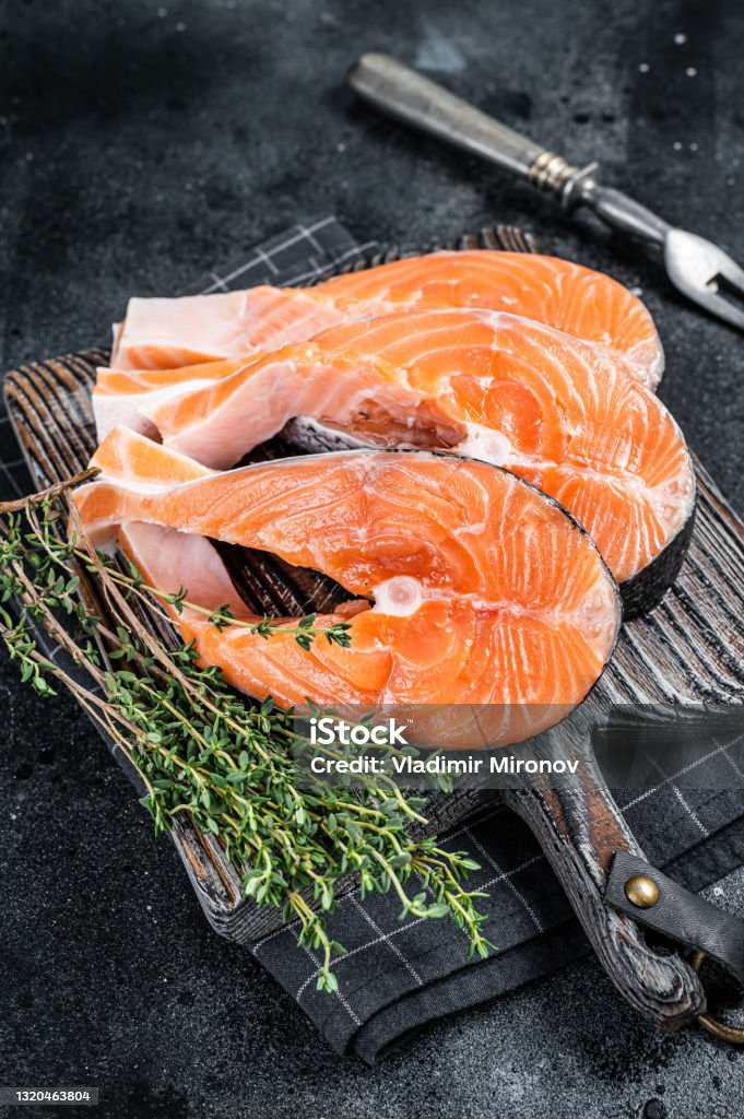 Salmon Mentah Atau Steak Trout Ikan Disiapkan Untuk Dimasak Di Papan